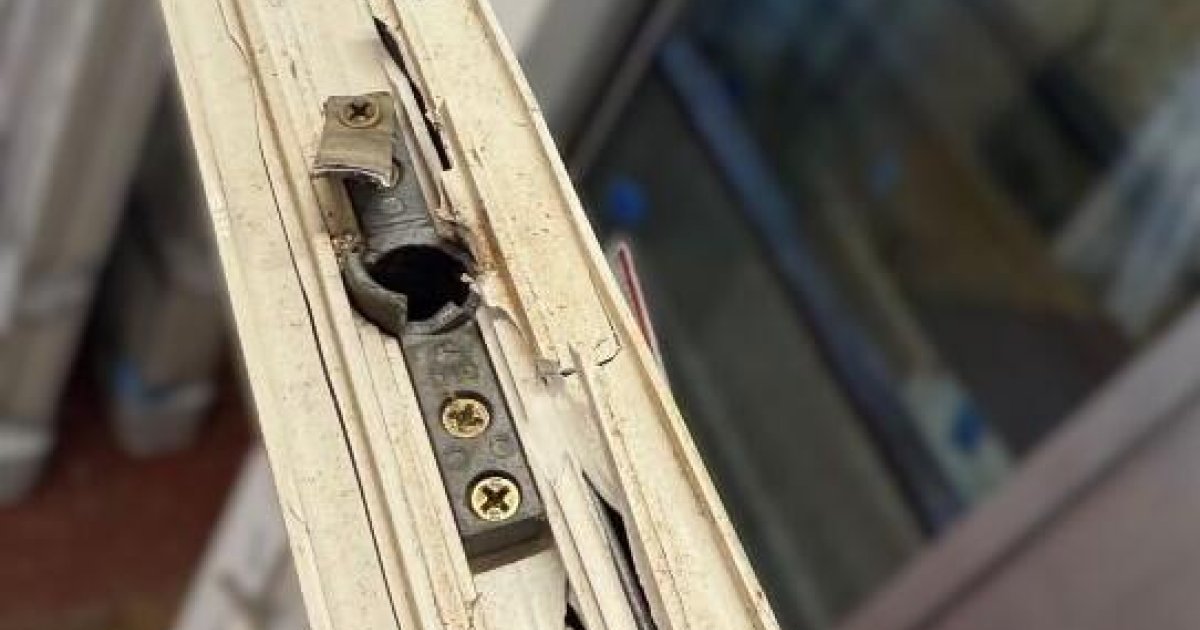 Safety alert: risk of window hinge failure in high-rise buildings